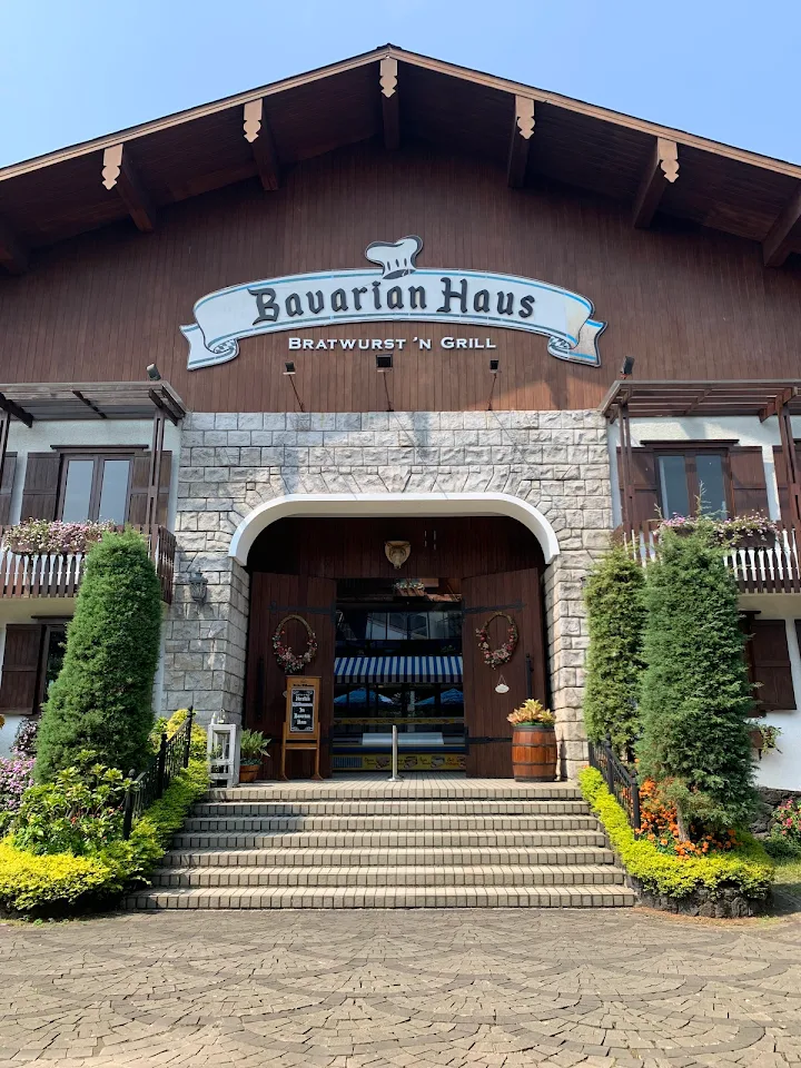 Bavarian Haus Bratwurst 'n Grill Restoran Khas Jerman Menyajikan ...